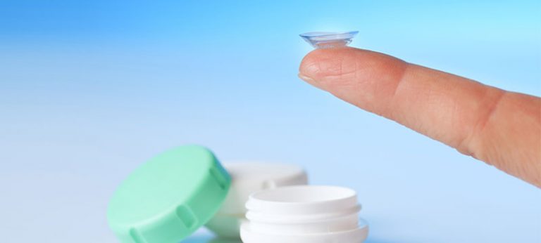How to Wear Contact Lenses - A Guide for the Beginners | Framesbuy