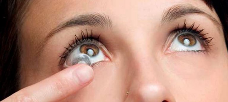 How to Wear Contact Lenses - A Guide for the Beginners | Framesbuy