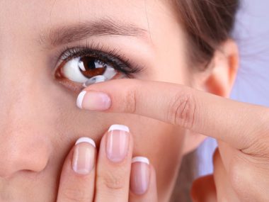How to Wear Contact Lenses - A Guide for the Beginners | Framesbuy